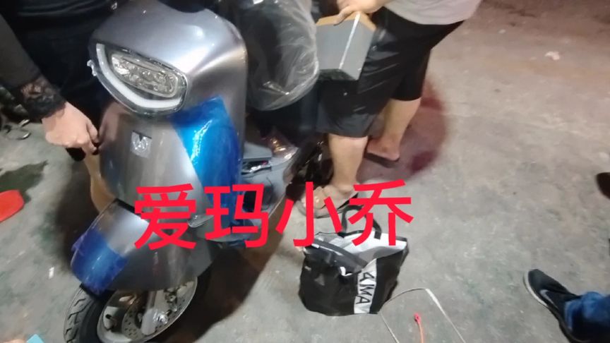 爱玛旗舰车型小乔,也是目前卖的最火的一款车子,配石墨烯电池。