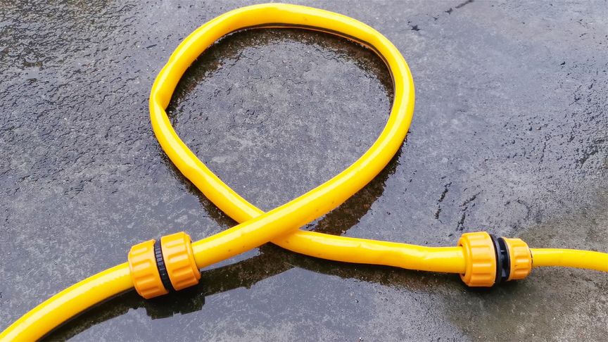 软管破损,崩裂漏水堵不住怎么办?教你一招,带着水压轻松接管子