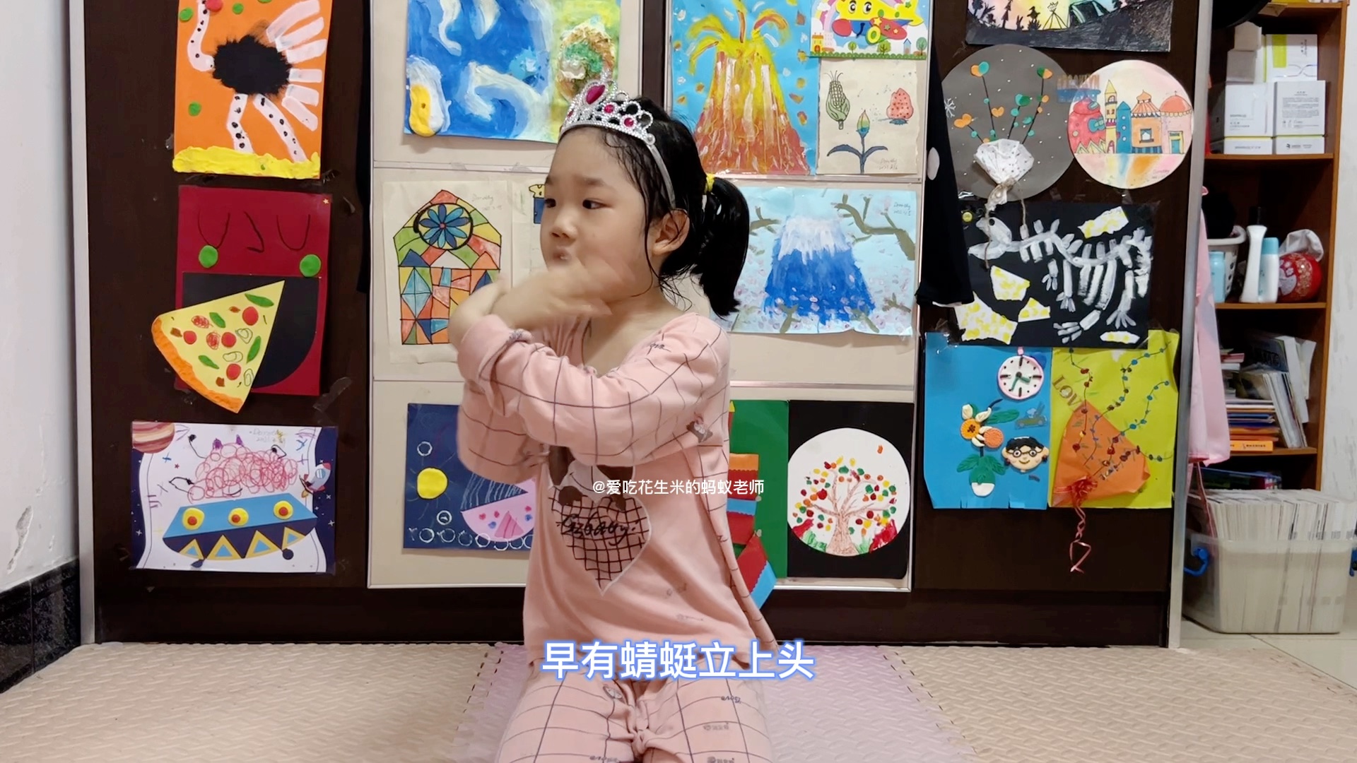 肥宝很喜欢根据古诗的内容自创手势舞,《小池》这首古诗的手势舞...