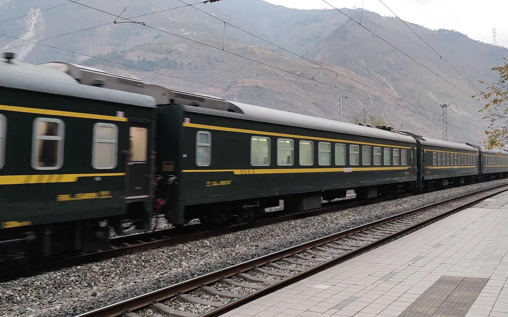 成昆线,T8870次(攀枝花→成都南)汉源站两道通过VID_20210108_...