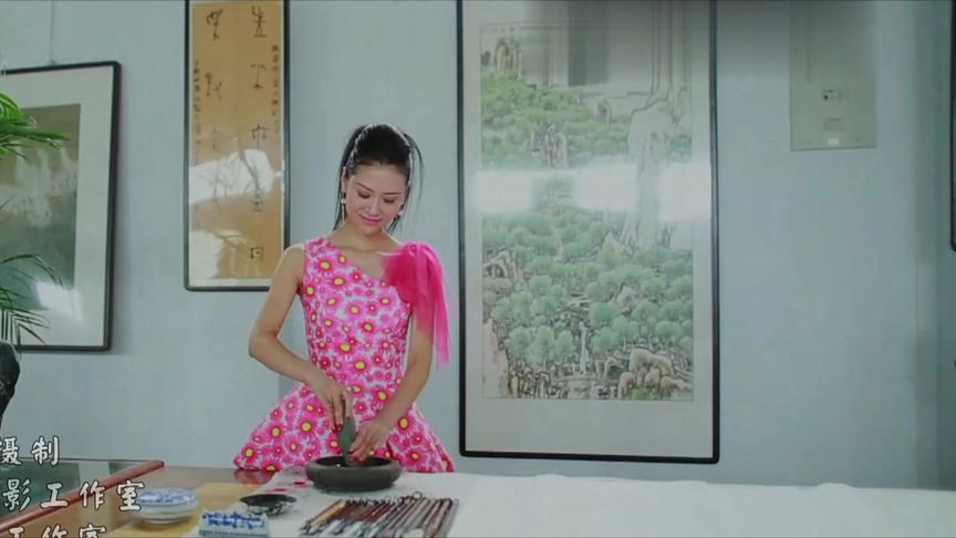 美女给大师研墨只求作品一幅,却被忽然响起的音乐打乱了节奏!