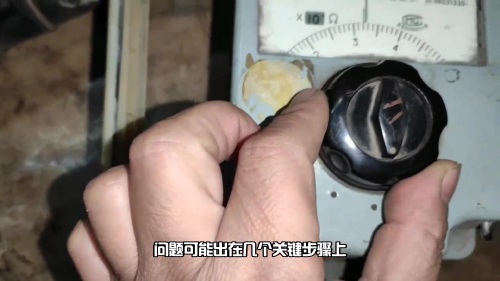 接地电阻测量仪主要由手摇发电机