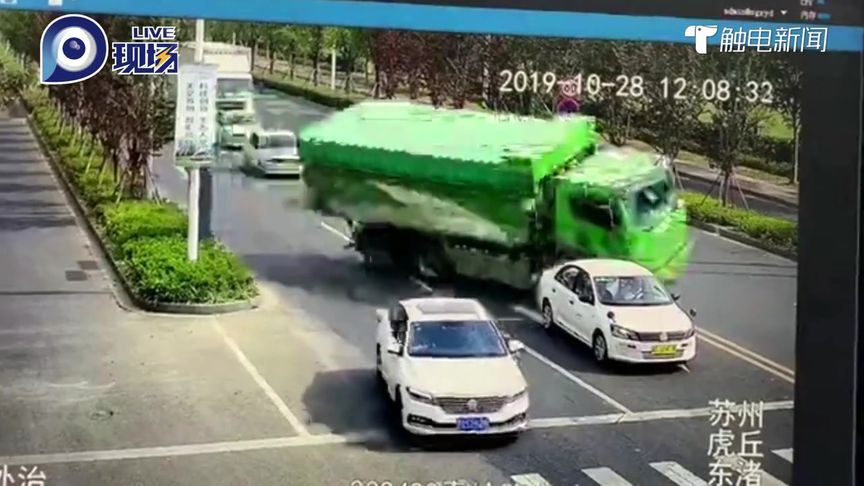 监控:重型自卸货车失控侧翻砸压教练车,事故造成学员死亡