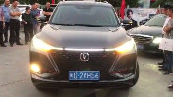 围观长安汽车的自动泊车