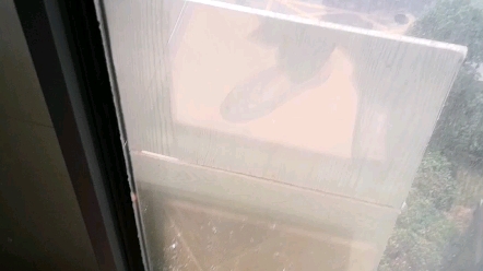 长沙市区拆卸阳台窗户上破裂的钢化玻璃,换普通玻璃与钢化玻璃