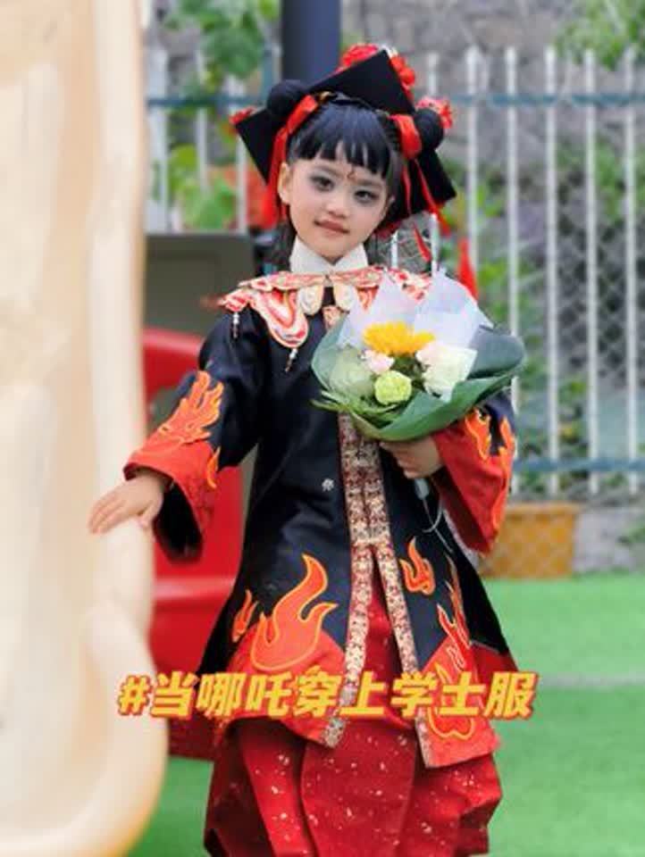 ...就要毕业了~给小"哪吒"拍一组国风毕业照 63岁奶奶挑战给"哪吒"设计...