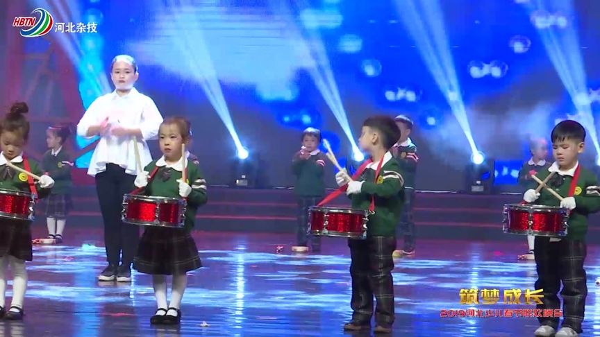 看小孩们表演打击乐器,这也太有意思了,太可爱了吧