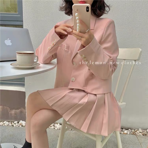 嗷呜一口李子 