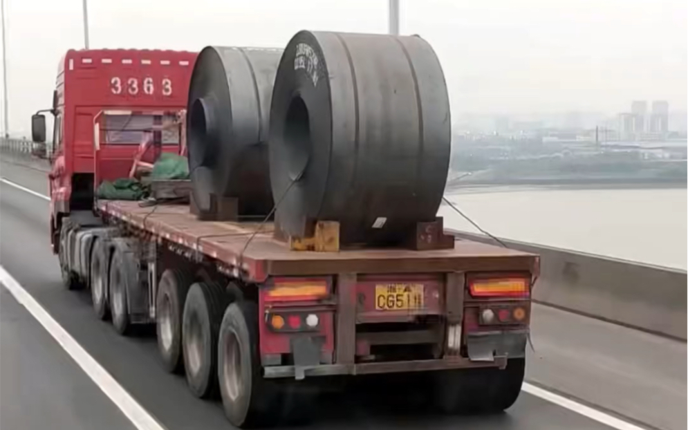 看到货车这样拉钢卷,这种拉法还是比较安全的!