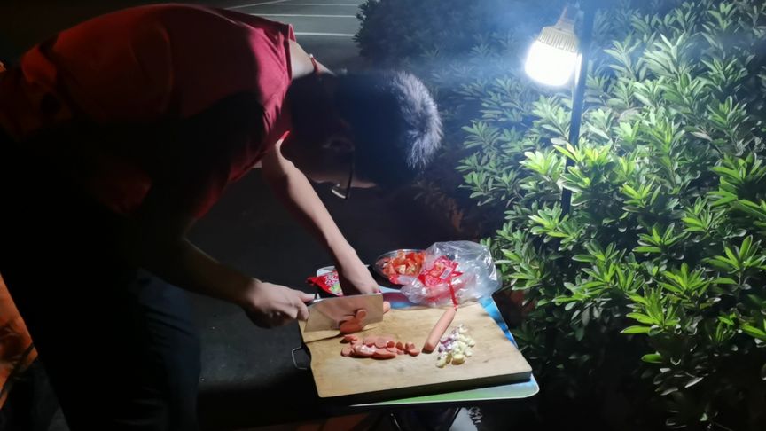 第二次拿刀切菜就有新朋友来捧场,看看这朋友是谁!