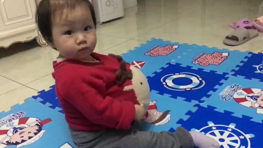 给宝宝新买的电动玩具,被宝妈这样玩,宝宝想说我太难了