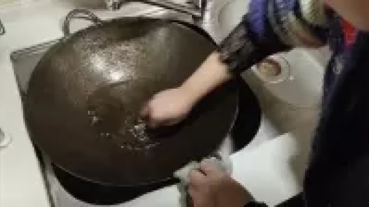 ...生铸铁炒菜铁锅,第一次开锅制锅的详细方法一口健康的物理不沾锅教程