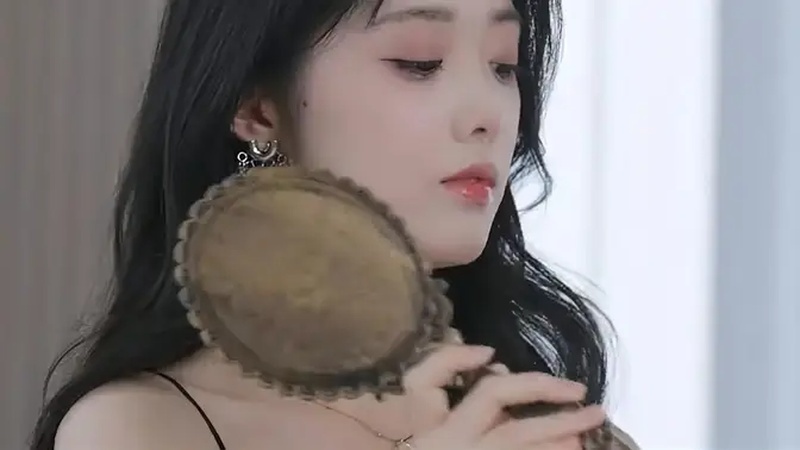 女孩刚进家,竟看到和自己一模一样的女人,直接傻眼了