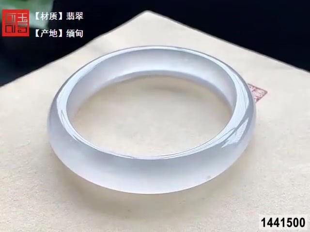 翡翠手镯和玉手镯有啥差别?看完你就懂了!