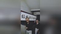 A029抖音快手热门段子精神小伙楼道口举牌改字牌匾文字修改AE模板