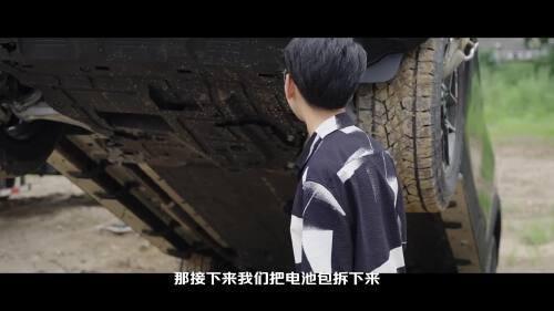 深蓝G318金钟罩电池极限测试!坦克碾压!巨木撞击!