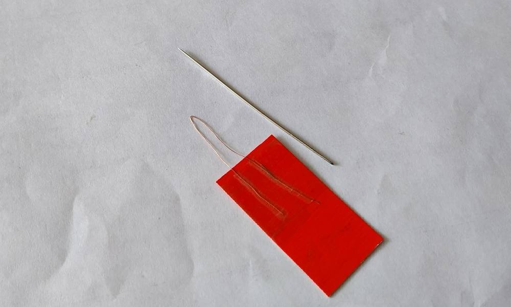 快速穿线小妙招,裁缝师傅教你一张纸板也能轻松穿针引线