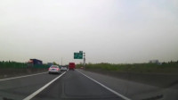 行车记录仪:违法占用应急车道,又实线变道,大哥的驾照分快过期了吧