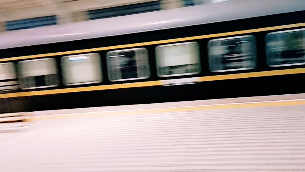 西安火车站Z294次火车进站实况,站台巨无霸,你会坐火车出行吗?