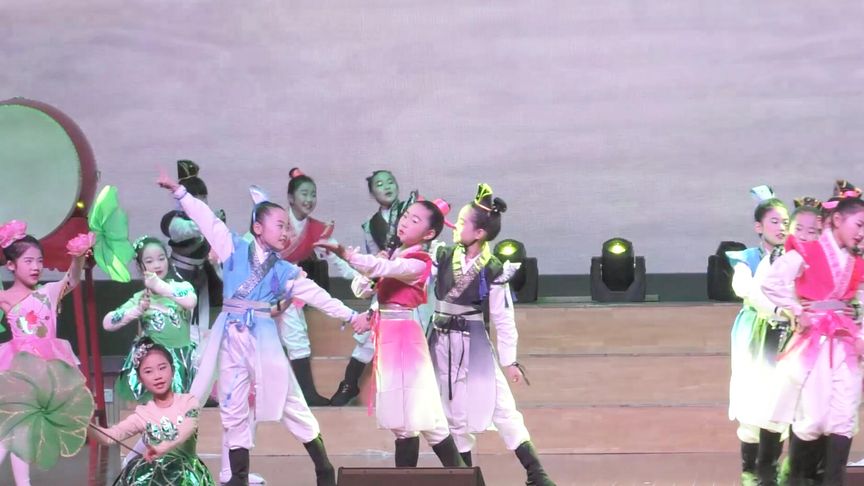 你绝对没看过的最有阵势的诗词表演!还都是小学生!