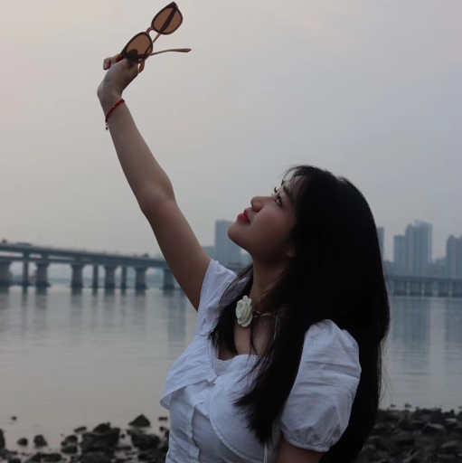 猫咪打翻了月光 