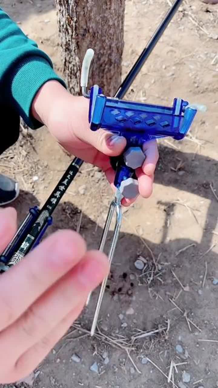 一款钓鱼释放双手支架!可360旋转,蹭窝都可以渔具用品鱼竿支架鱼竿.