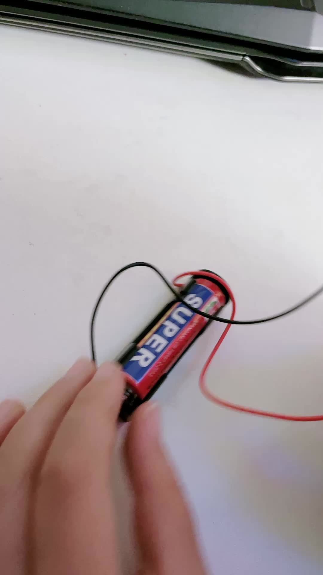 科学实验"点亮小灯泡"