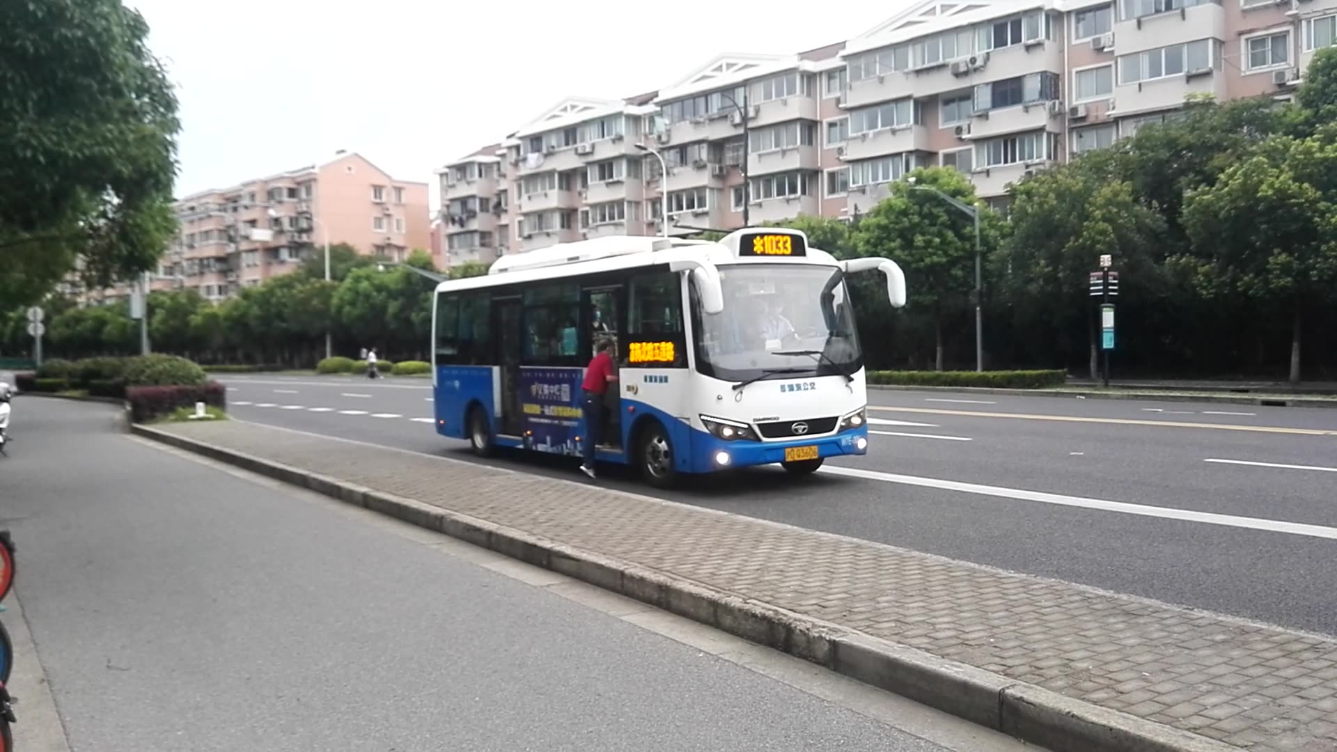 (浦东金高)上海1033路公交车东陆路地铁站离站(张杨北路五莲路往长岛...