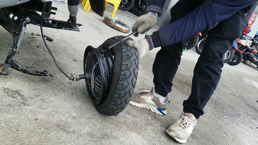 如何在家快速更换电动车真空胎!小哥全程讲解