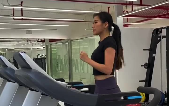 健身房新手器械女生训练计划。