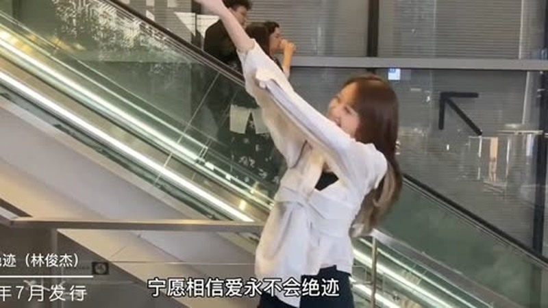 凤凰传奇自己都想不到,自己12年前的经典歌曲,现在这么火