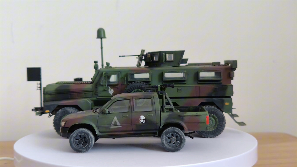 meng 美洲狮6×6防地雷反伏击车1/35军事模型+meng武装皮卡1/3