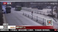 红绿灯20171124电动车撞上公交车 非机动车左转也要让直行 高清