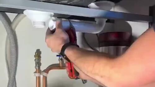 你看英国水电工是怎么安装PVC下水管的?不用胶粘,太先进了!