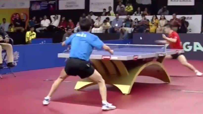 林高远VS樊振东,林高远的反手加速球,真快,小胖有点跟不上