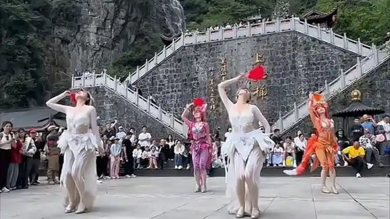 张家界天门山森林公园,美女表演狐仙魅惑众生真的很漂亮