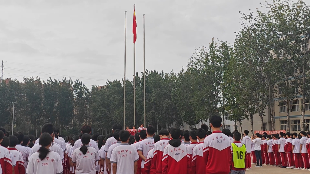 ...升旗活动,进行爱国主义教育,以此纪念多年来为国捐躯的英勇的烈士们!