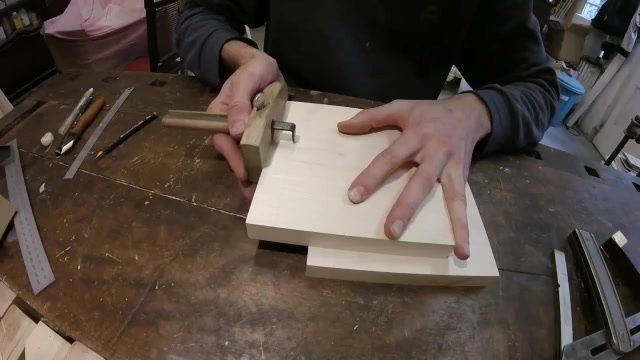 全程没有一颗钉子,男子用传统榫卯工艺制作实木家具