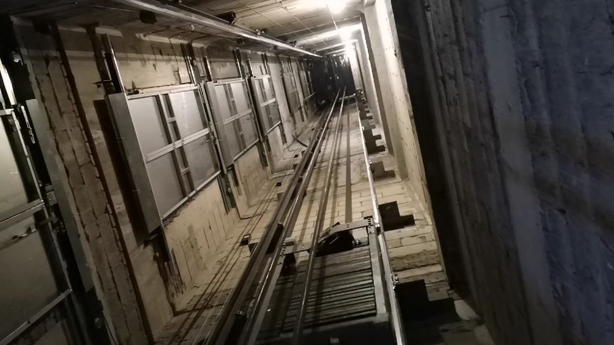 大家经常座电梯,你知道电梯轨道是什么样的吗?真老实带你去看