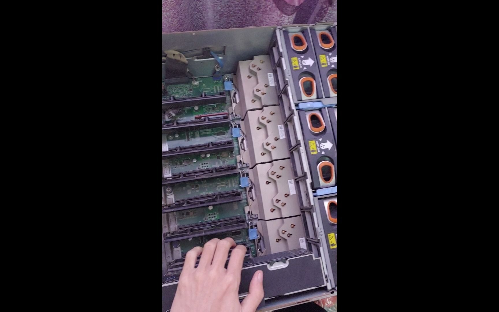 ...R910服务器整活--服务器的拆解和组装-用16块机械RAID0对战传统...