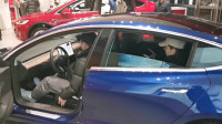 今天去看看特斯拉的电动车,这配置这价格,真替国产车担心呀