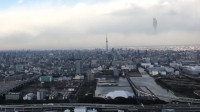 巨型不明飞行物悬浮在城市上空，画面堪比好莱坞大片