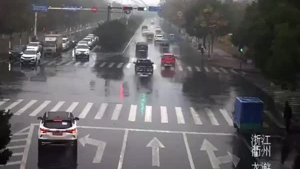 警示:行人闯红灯通过路口被撞飞,这是教训
