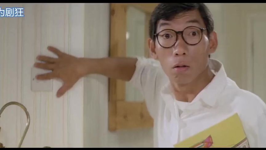 情逢敌手:大眼用英文和人对话,对方说sit down,他却以为是熄灯