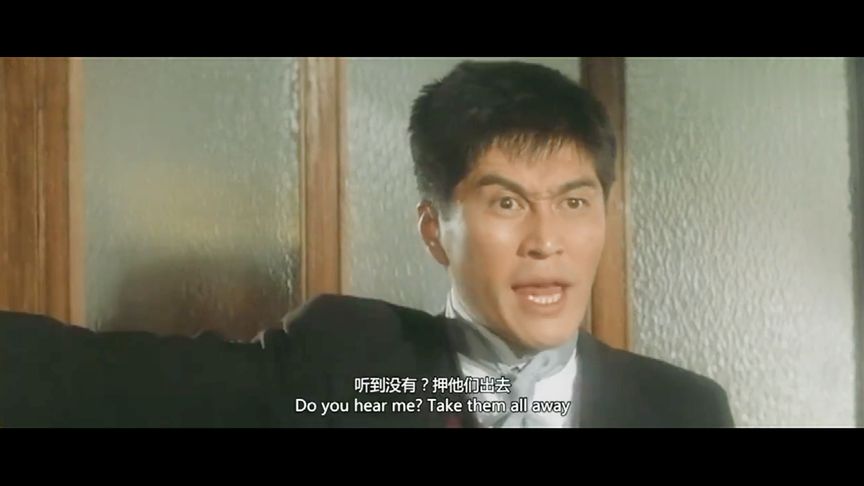 经典动作:过气领导命令以前下属,大吼大叫像个猴子,现场好尴尬