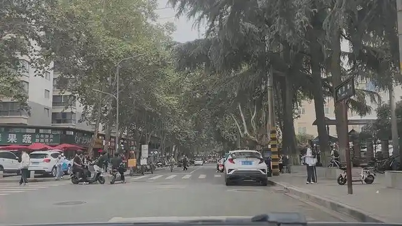 西安一街道看到的,现在学生骑电动车这么厉害啊