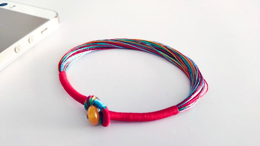 教你编幸运五彩绳手链,编法简单看着时尚,详细编绳教程一看就会