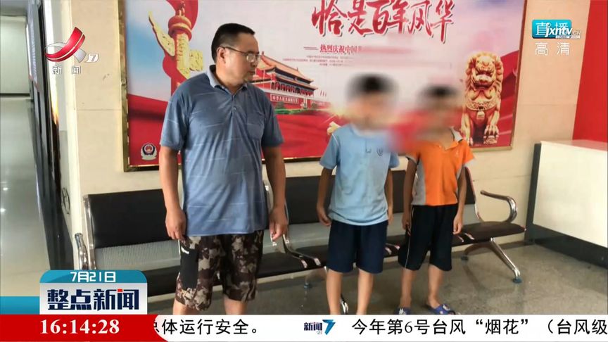 宜春:小学生骑电动车上街 交警严厉教育家长