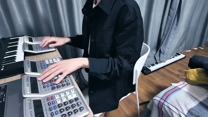 帅哥用五台计算器演奏《跳楼机》不愧是计算机音乐系毕业的高材生
