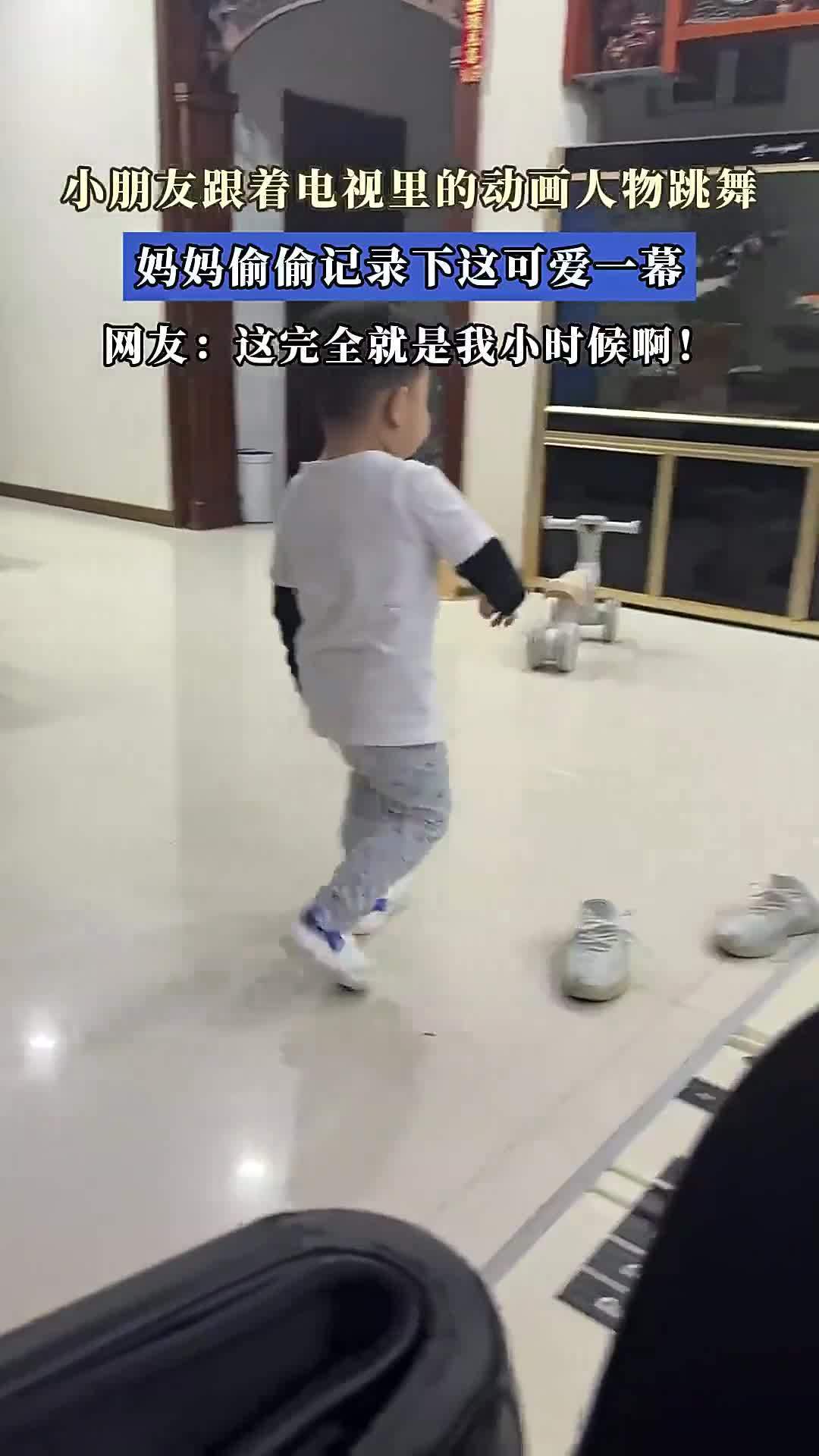 小朋友与动画人物共舞,妈妈记录可爱瞬间